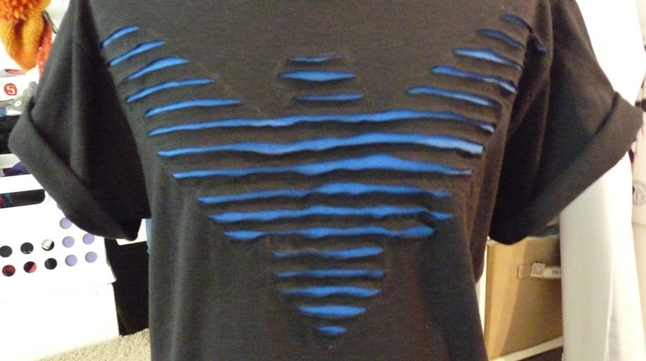 DIY Friday: Shredded Logo Shirt « Set to Stunning